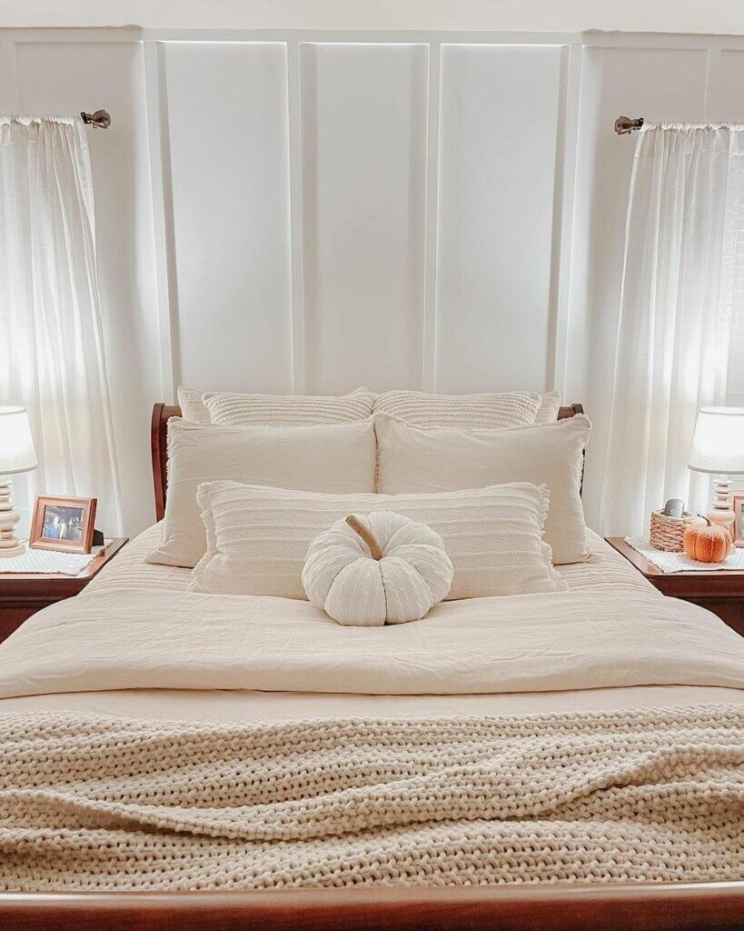 21 Ideas for Styling a Bed Between Two Windows