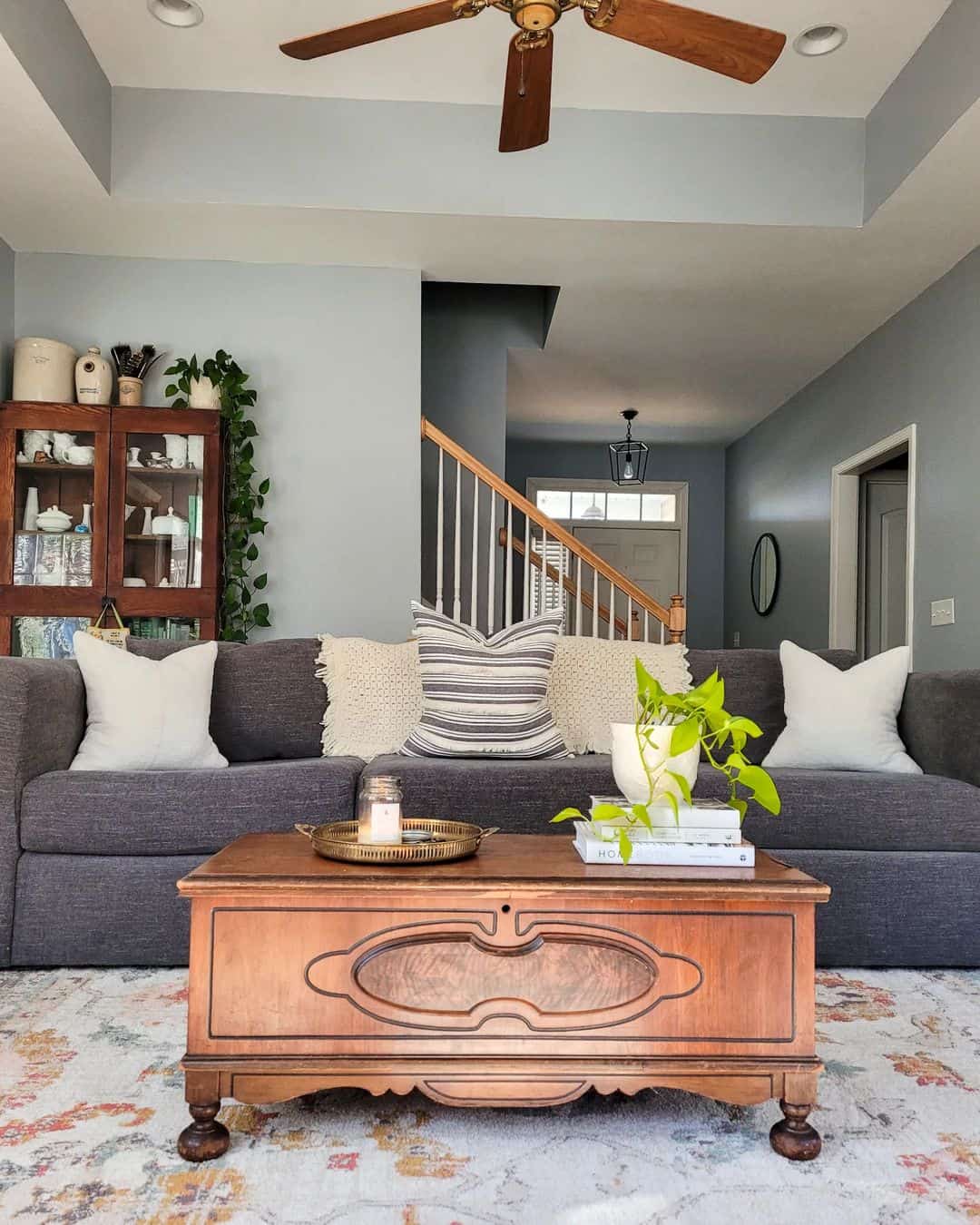 21 Stunning Rug Ideas for Grey Couches