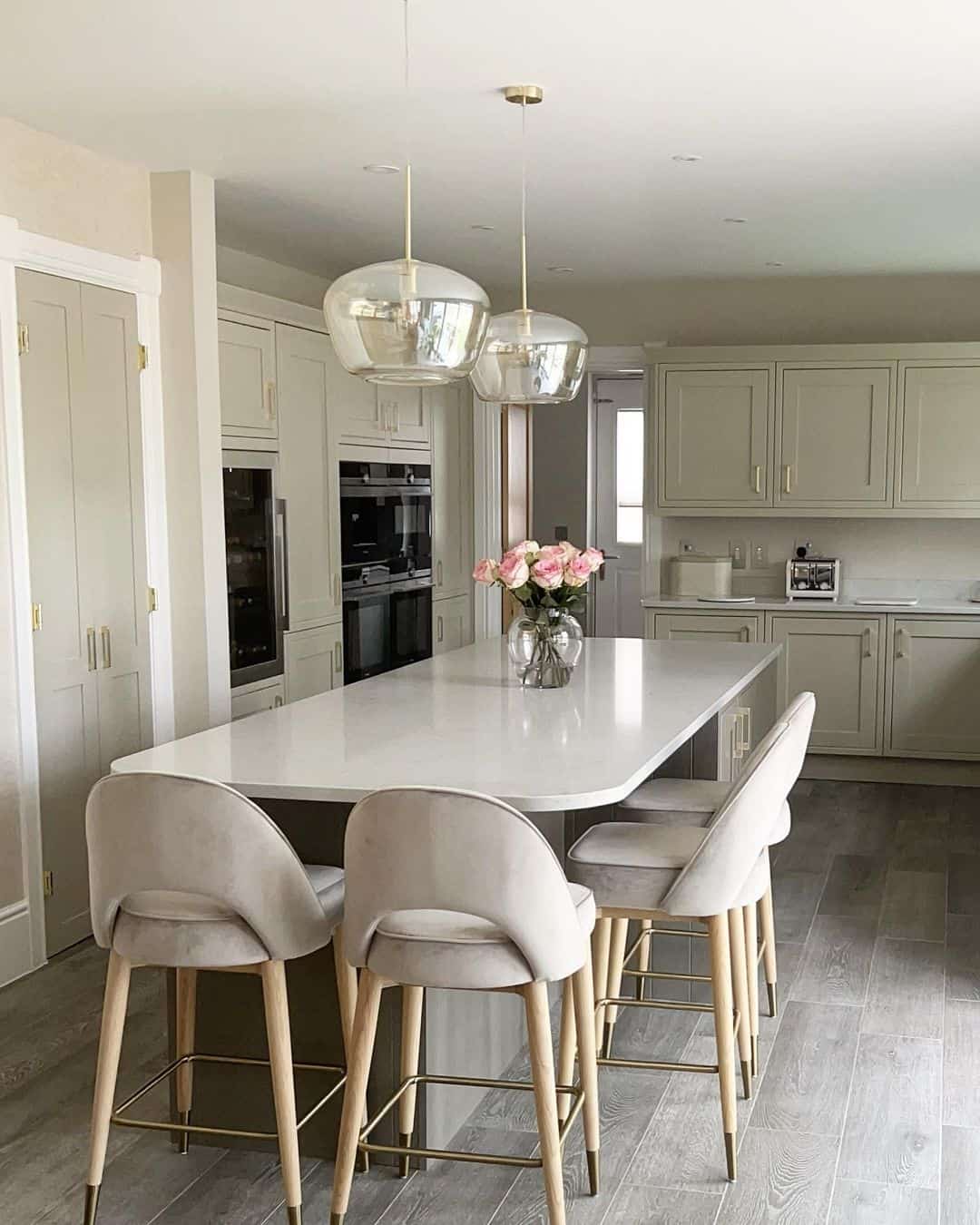 23 Inviting Displays of Kitchen Islands With Four Seats