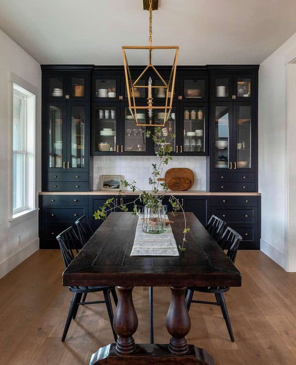 23 Stylish and Spacious Dining Room Built-Ins