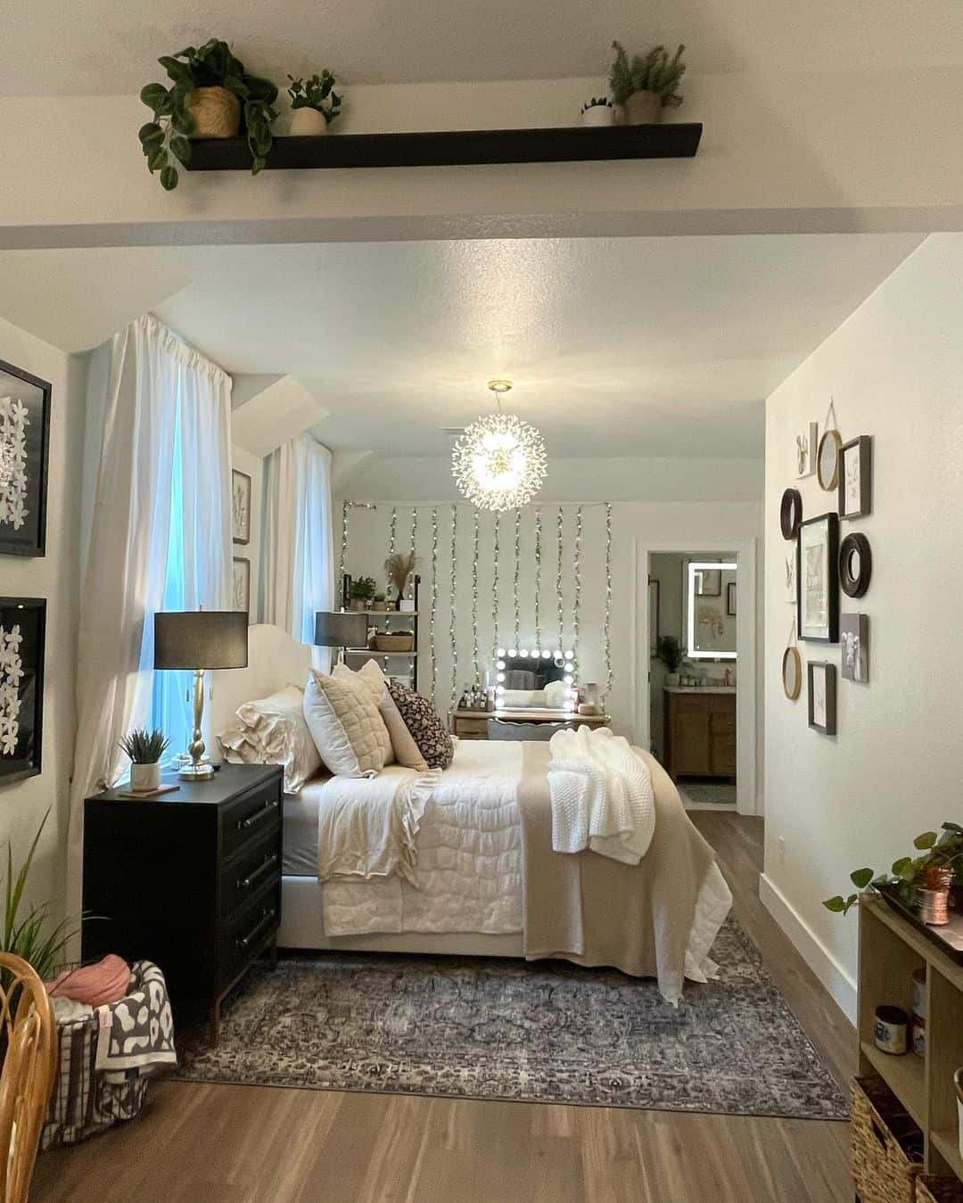 21 Ideas for Styling a Bed Between Two Windows