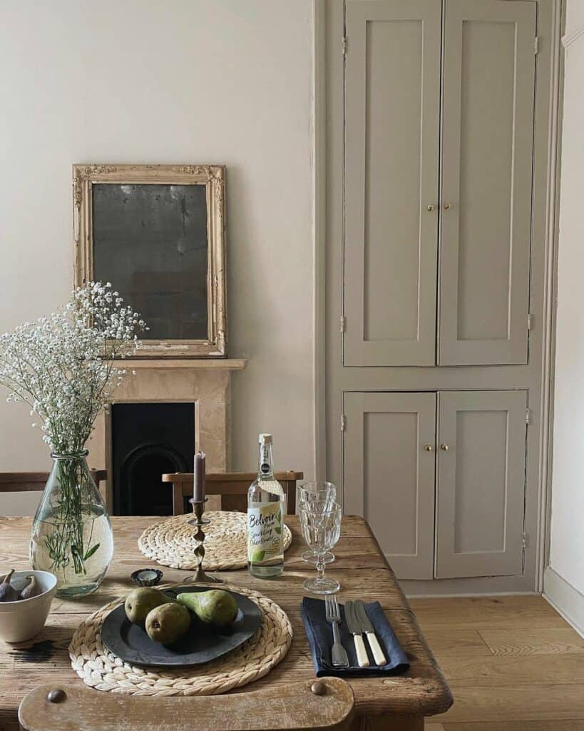 23 Stylish and Spacious Dining Room Built-Ins
