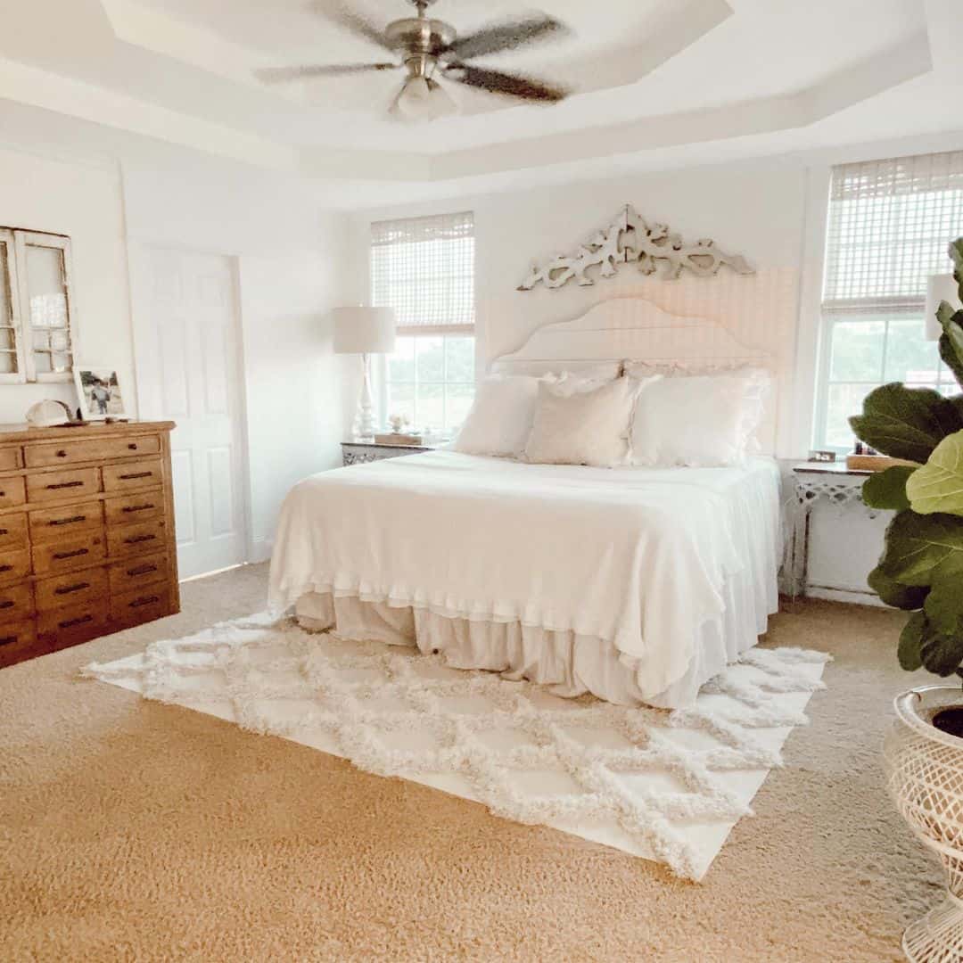 21 Ideas for Styling a Bed Between Two Windows