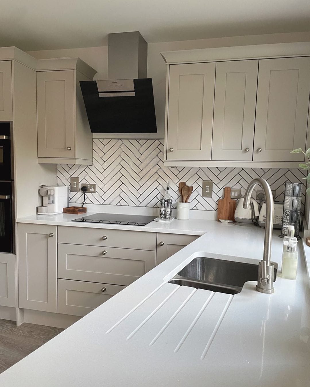 21 Stainless Steel Range Hoods With White Kitchen Cabinets