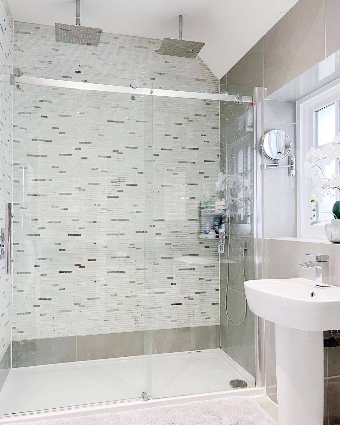 20 Chic Floor-To-Ceiling Tiled Bathroom Ideas for Any Style