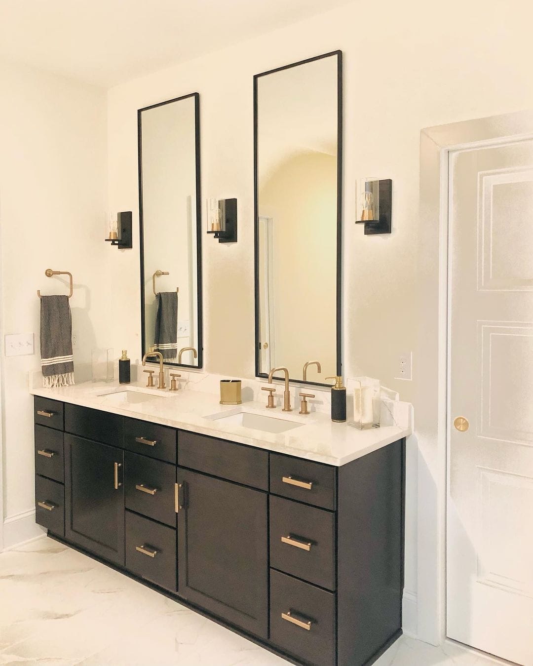 23 Lavish Ideas for a Bathroom Mirror With Sconces on Each Side