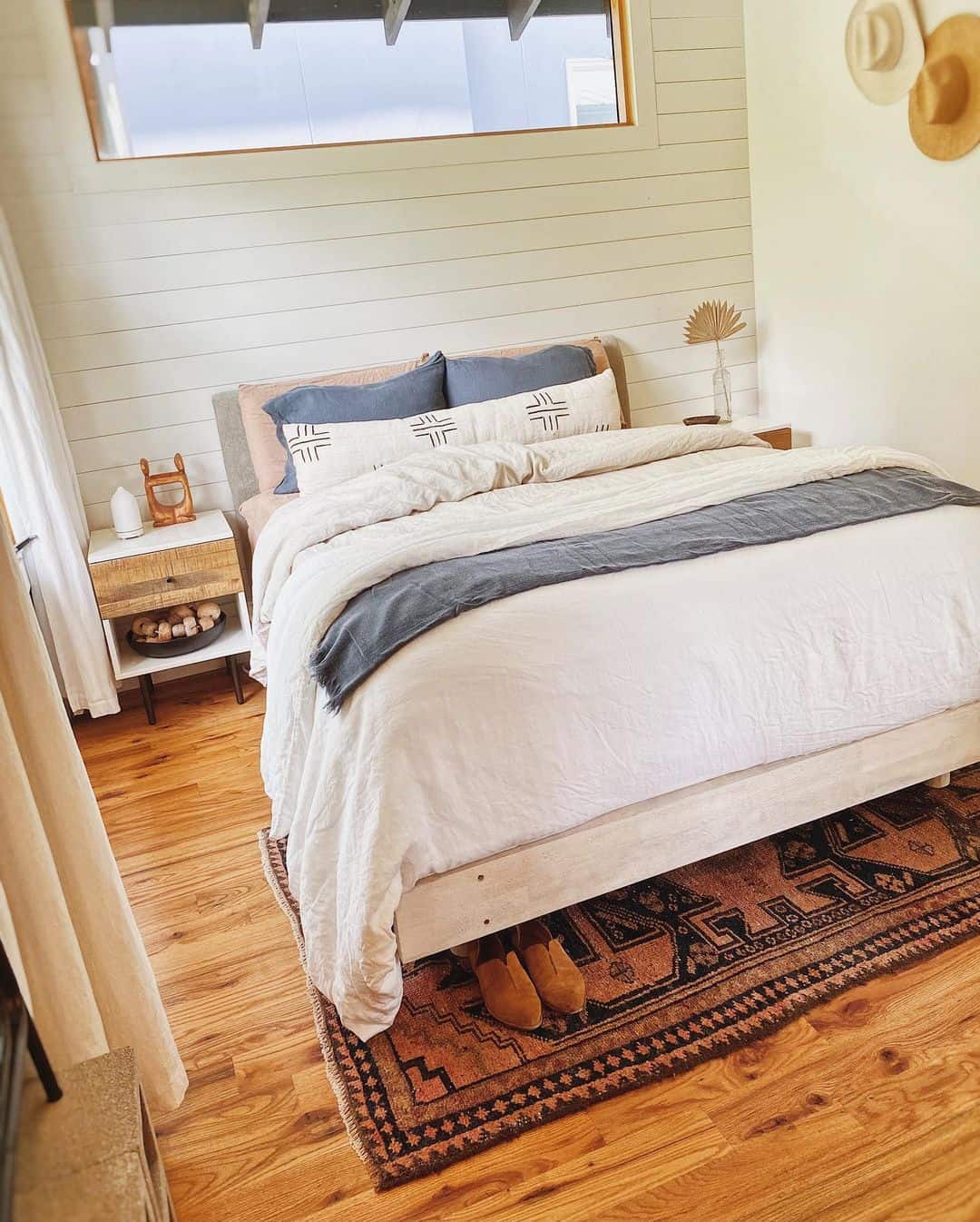 21 Picturesque Ideas for Shiplap Around Windows